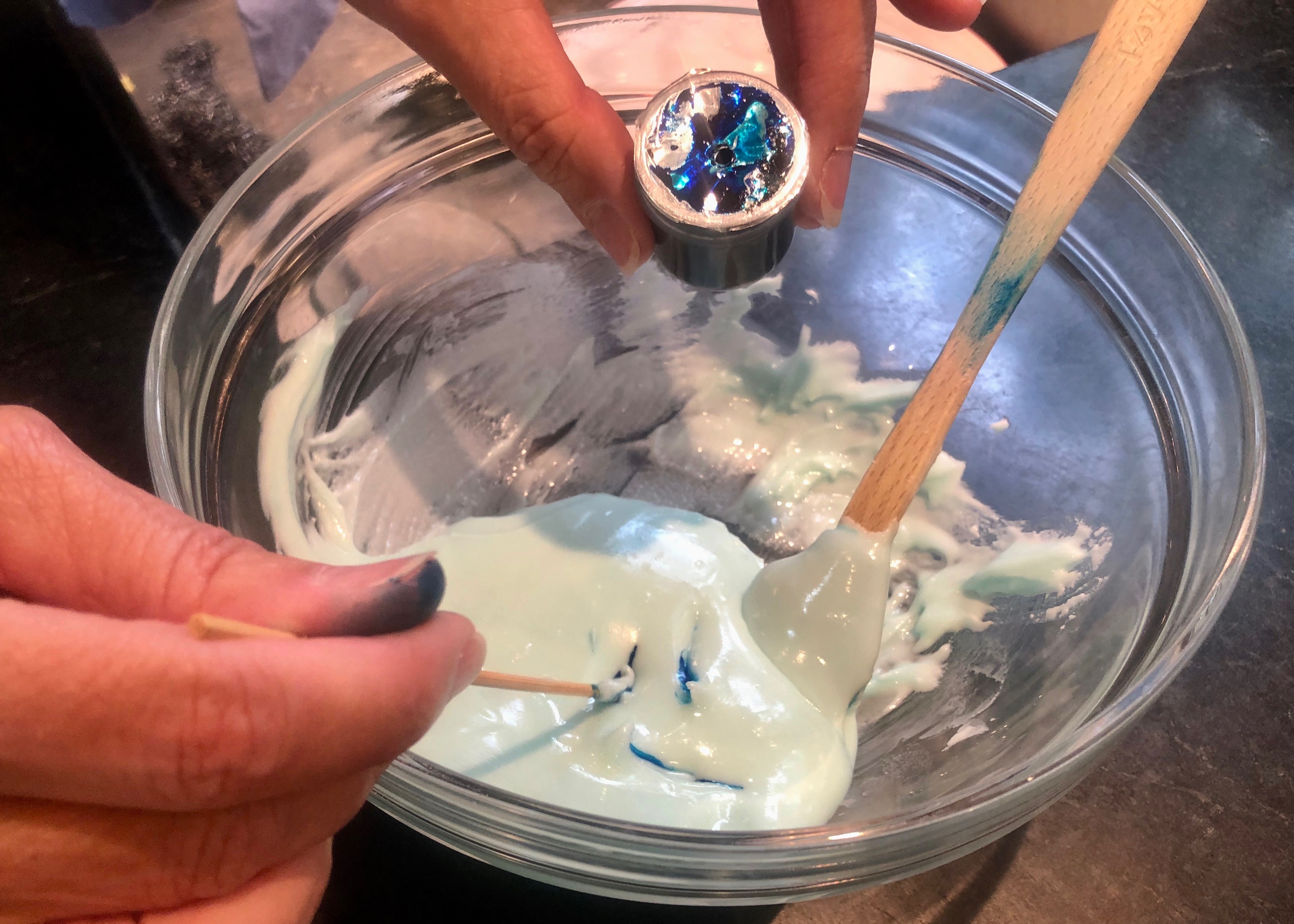 How to Make Royal Icing and Decorate Cookies@judyschickens